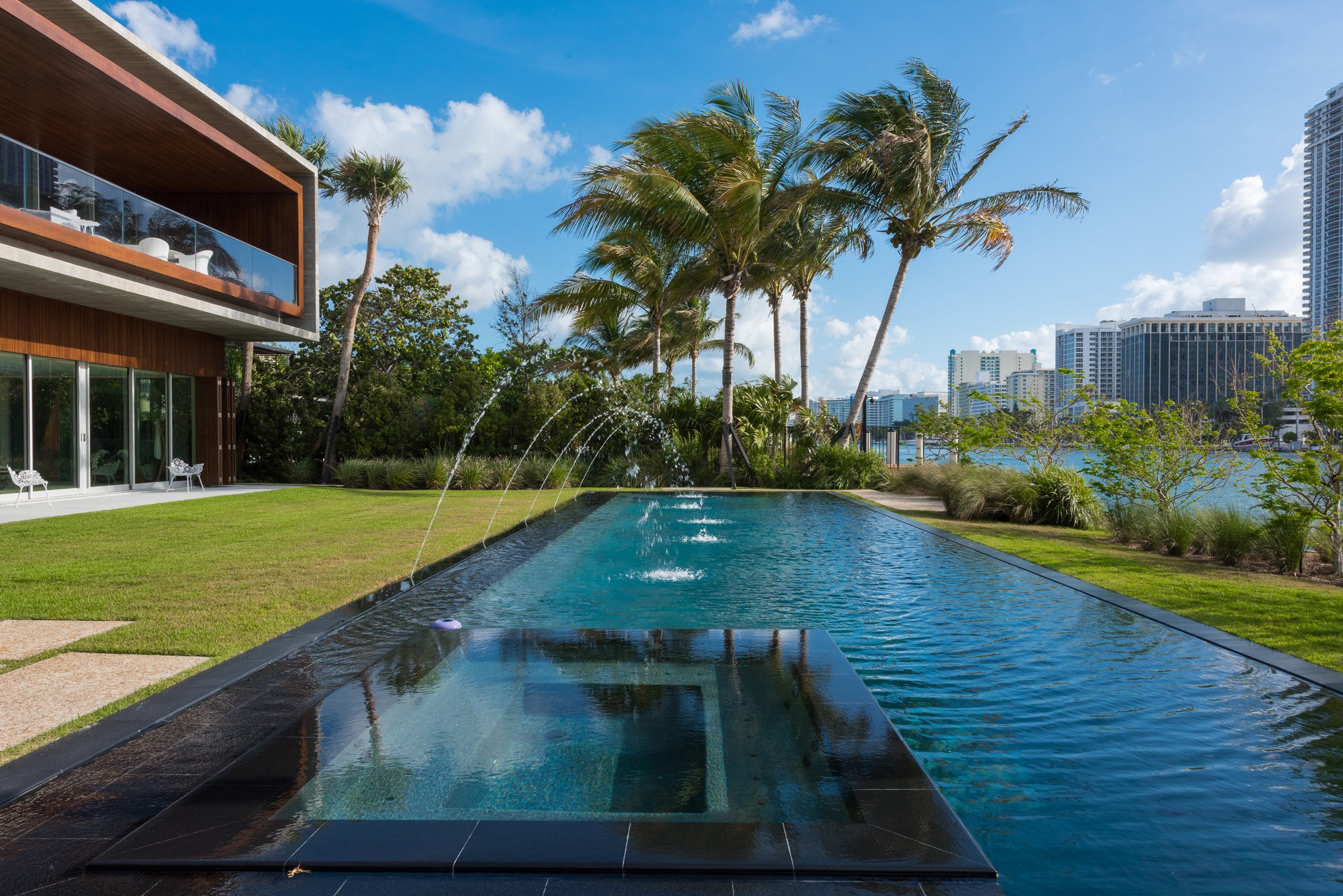 Una villa di lusso a Miami con laguna privata dove nuotare con i pesci ...