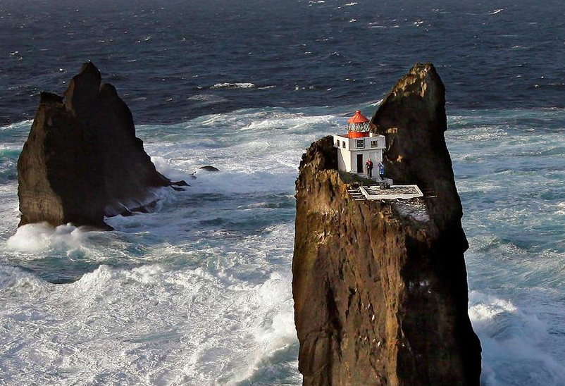 Costruzioni incredibili: questo faro in Islanda si innalza su un ...