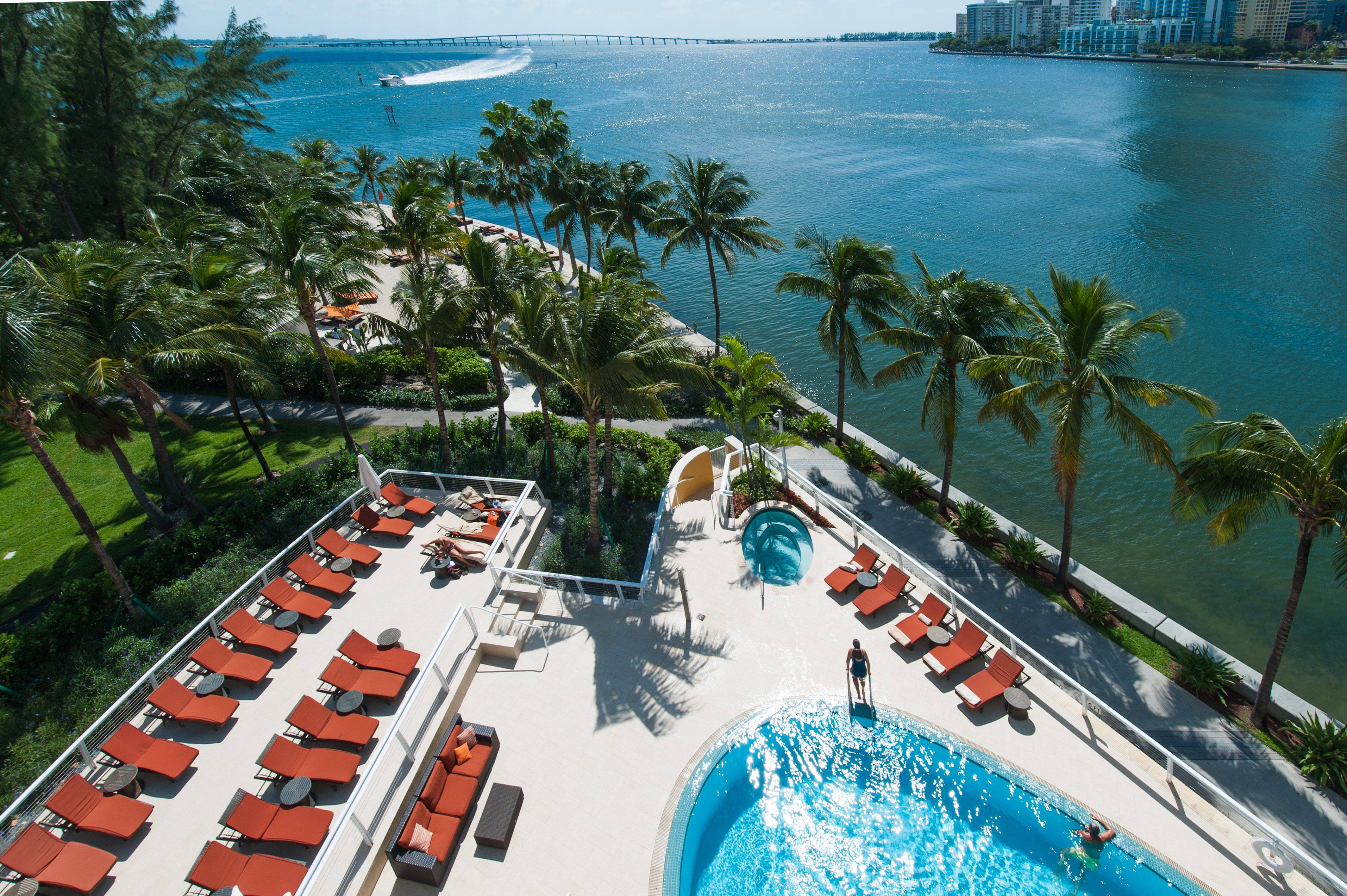 Un hotel 5 stelle con affaccio sul mare e vista sullo skyline di Miami ...