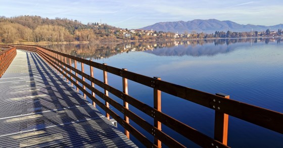 Il lago con la passerella sospesa: cosa vedere al Lago di Comabbio e ...