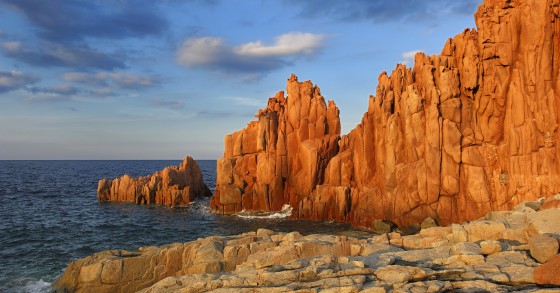 Sono una vera "cattedrale sul mare": le incredibili Rocce Rosse di ...