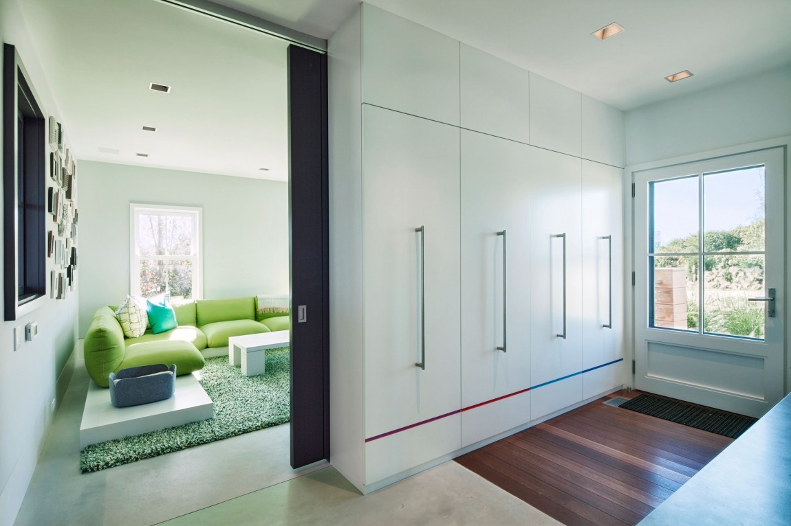 Case da sogno: un'abitazione sobria che nasconde interni colorati e ...