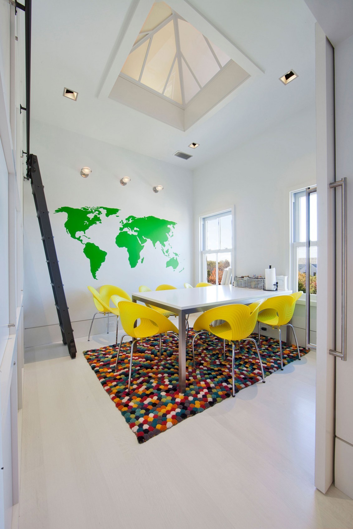 Case da sogno: un'abitazione sobria che nasconde interni colorati e ...