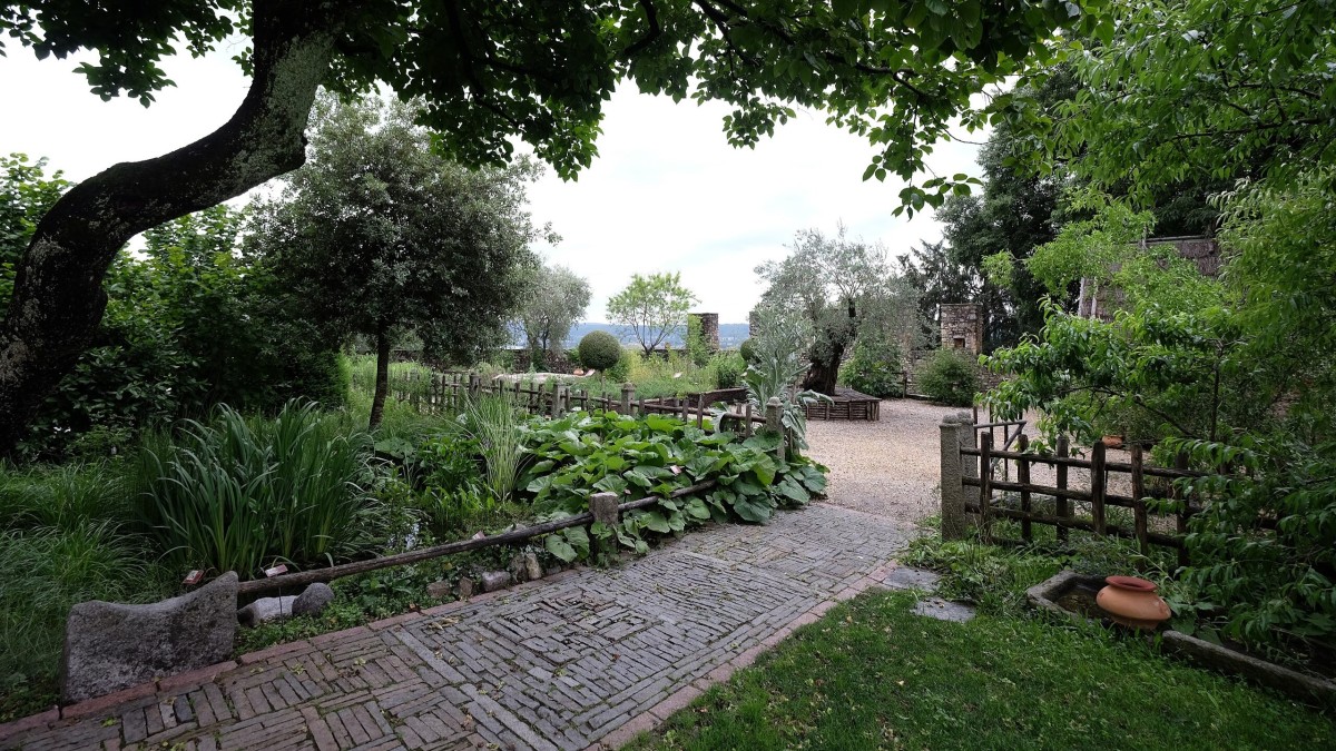 Cosa vedere ad Angera: centro, Rocca, come arrivare, dintorni ...