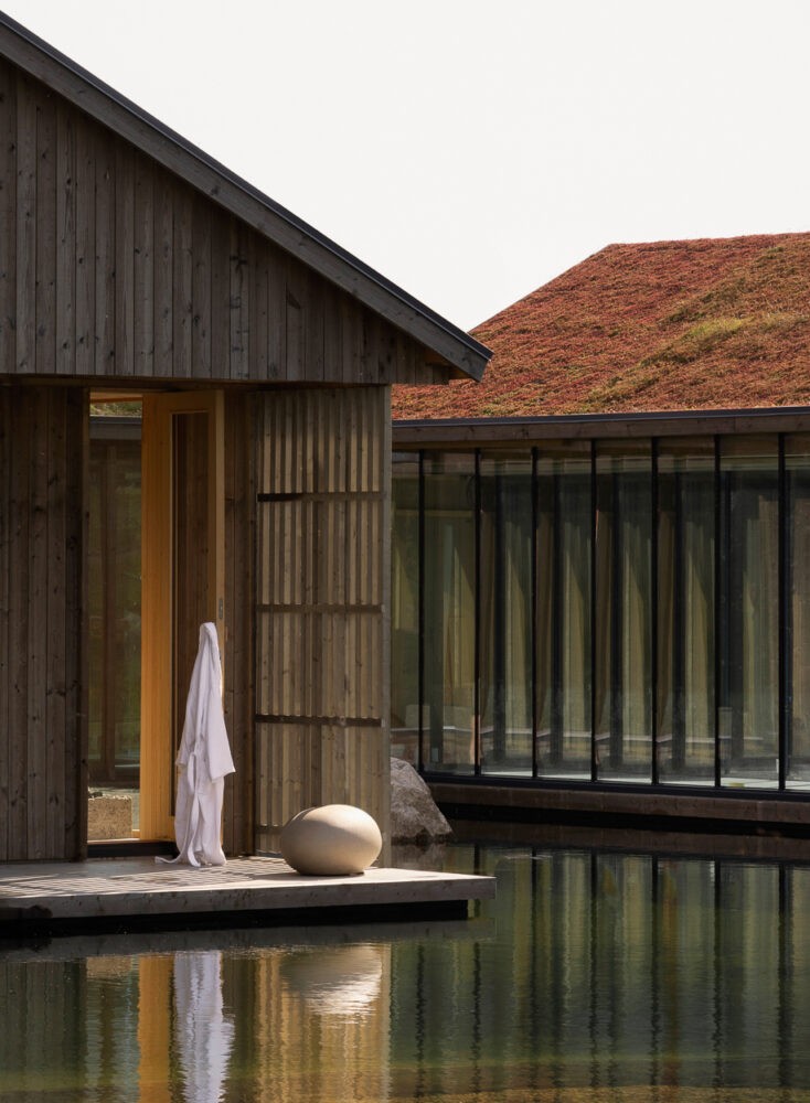 Case di design in legno vicino a un lago della Svezia — idealista/news