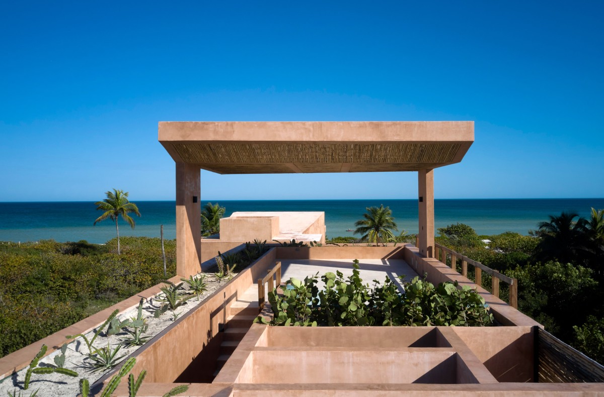 Una casa in stucco rosa con vista sul mare nello Yucatan (Messico ...