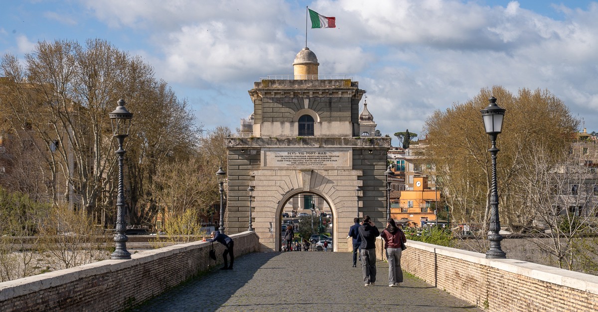Ponte Milvio a Roma, un angolo della città ricco di storia — idealista/news