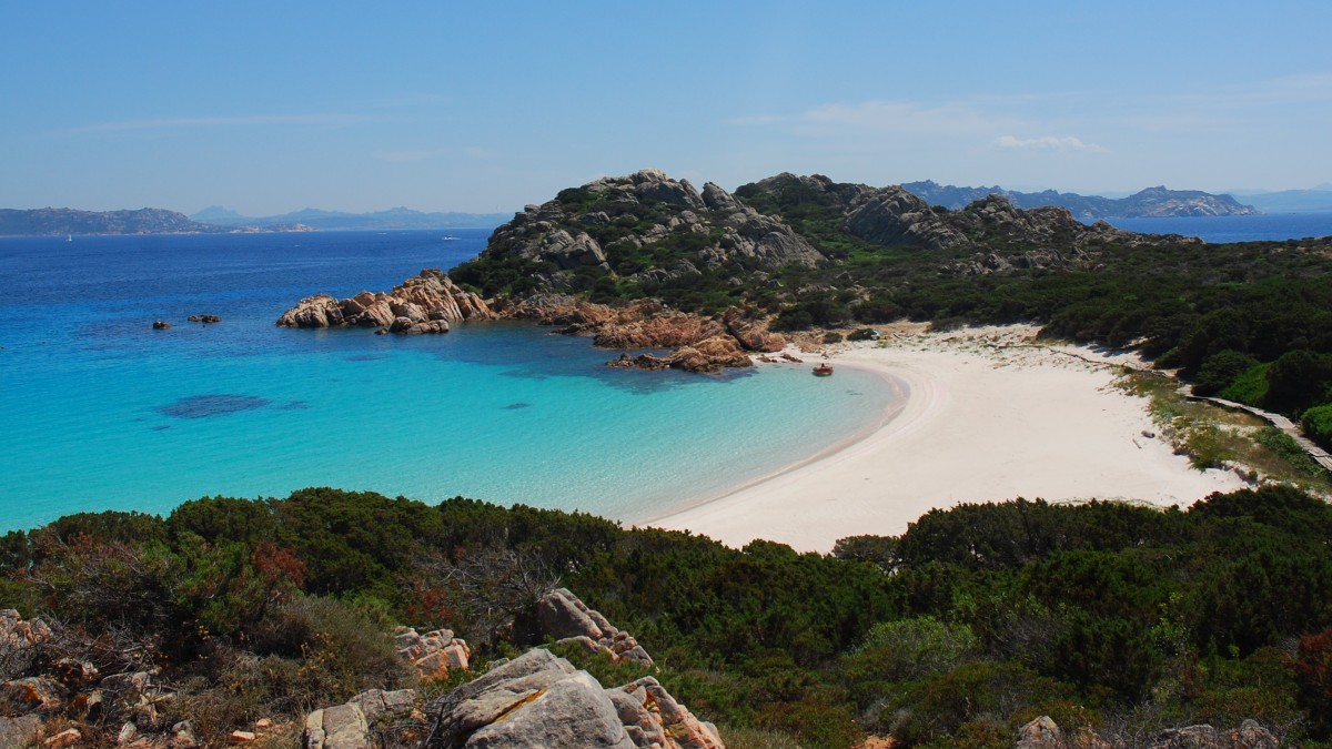 Isola di Budelli: come raggiungerla e i divieti della Spiaggia Rosa ...