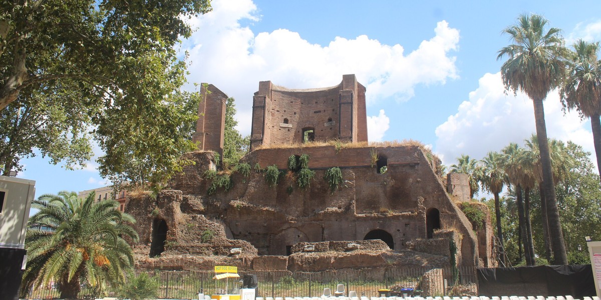 La Porta Magica a Roma: dove si trova e cosa significa — idealista/news