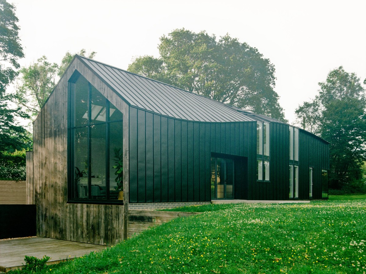 Una casa di famiglia che segue i movimenti del paesaggio rurale inglese ...