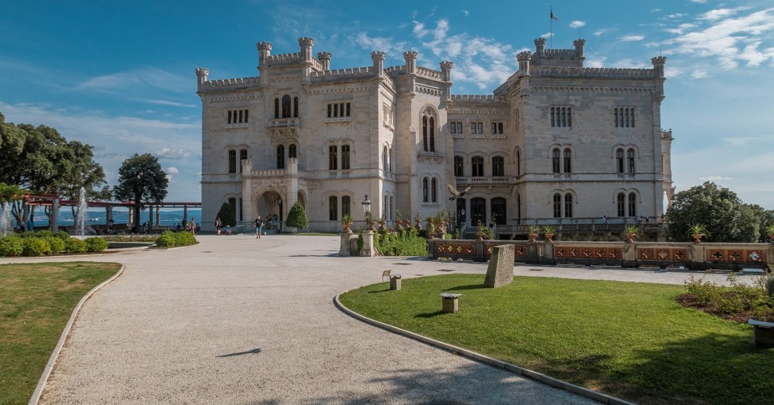 Nei paesi baschi all'asta il castello di butrón per 3,5 milioni di euro ...