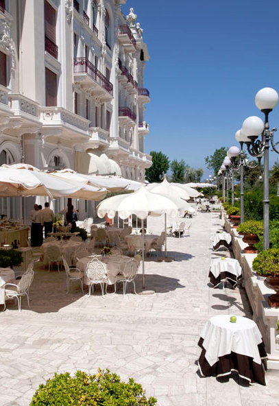 La magia e l'eleganza di fellini nel grand hotel Rimini immortalato in ...