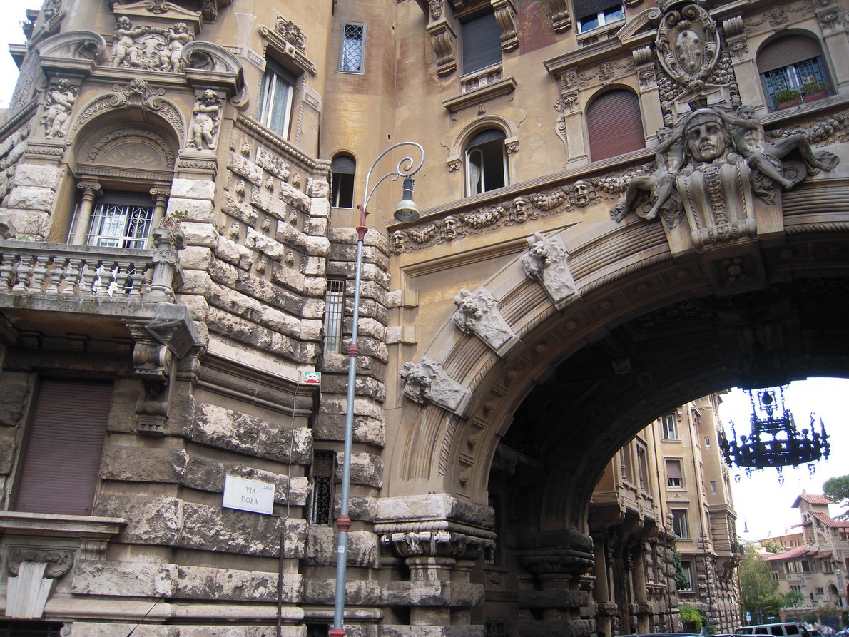 Il quartiere Coppedè a Roma: tra simboli, fascino e curiosità ...