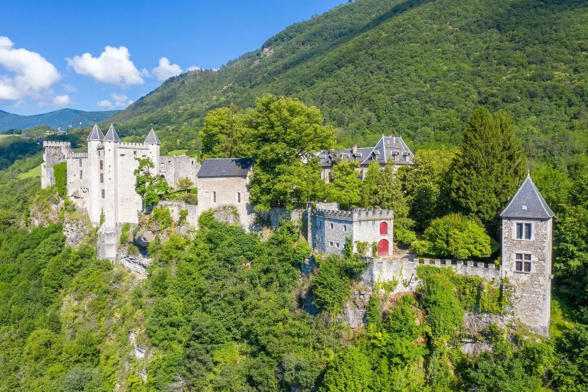 Da fortezza del IX secolo a castello privato: una residenza da sogno in ...