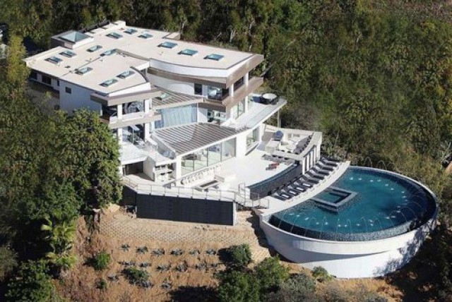 Vivere in una mega villa con la magica città di Los Angeles ai piedi ...