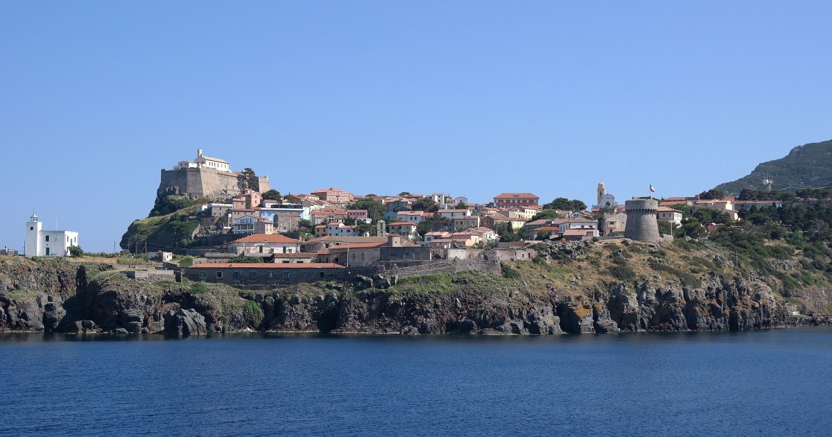 Cosa vedere a Capraia: itinerario, come muoversi, spiagge — idealista/news