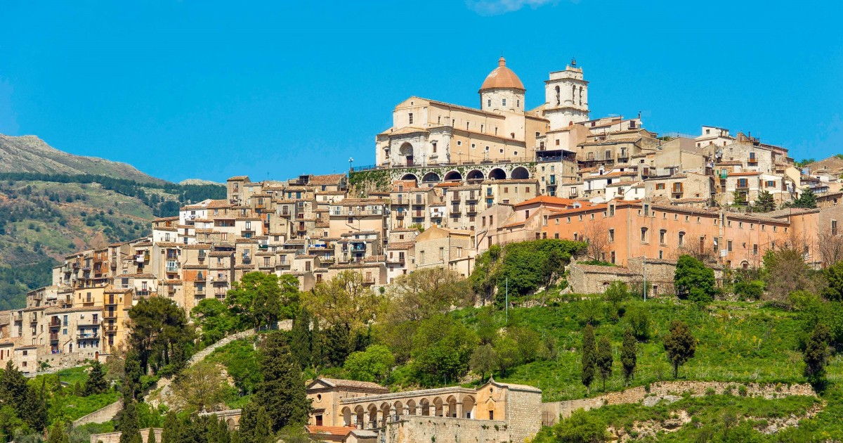 The smallest house in the world is in Italy and is called Casa del ...