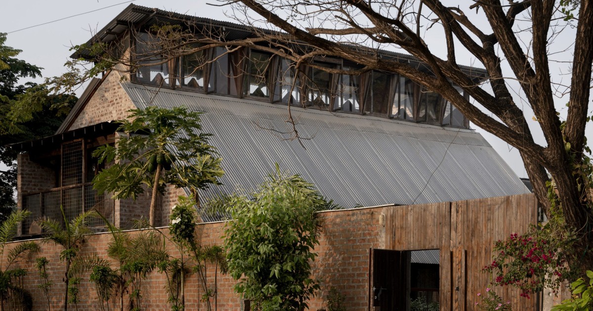 Una casa in India dal design rustico e vintage con un tetto particolare ...