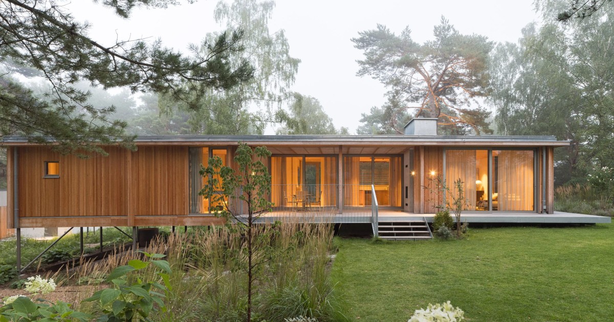 Una casa di design in Svezia costruita su palafitte e rivestita in ...
